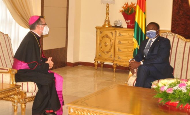 Le nouveau Nonce Apostolique du Vatican au Togo présente ses lettres de ...