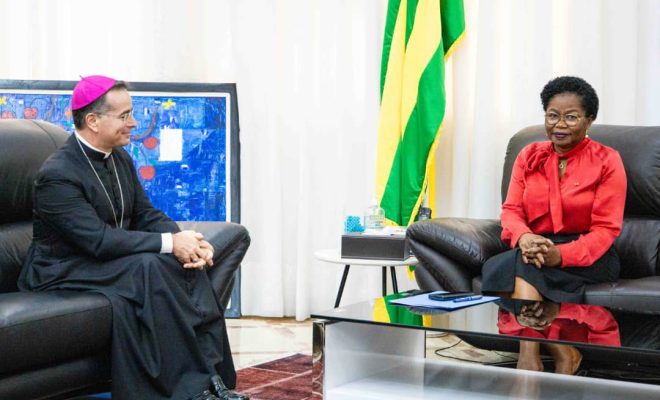 Le Premier ministre a échangé avec Mgr Miles Gerard Mark, nonce ...